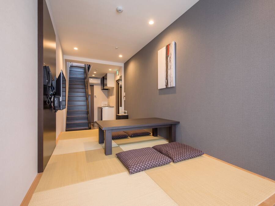 Quarto moderno com mesa baixa, tatames e design minimalista.