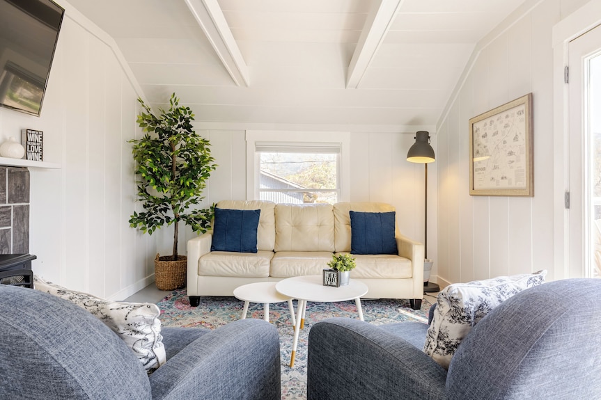 The Carriage House Sonoma Hot Tub Vineyard Views Complimentary Bottle - Napa Valley, CA