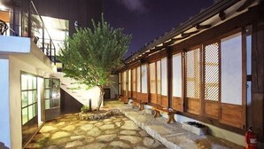 Um edifício em estilo japonês tradicional, com pisos de tatame, portas de correr de madeira e um caminho de pedra.