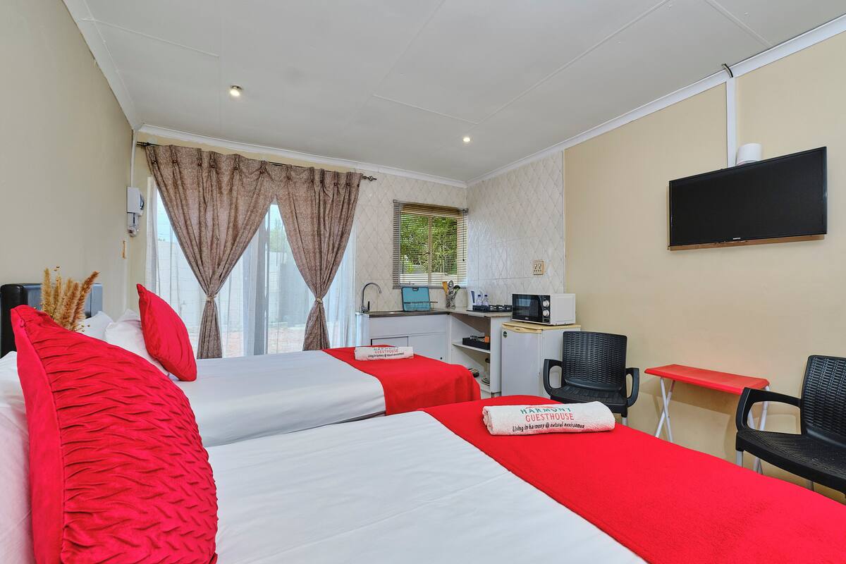 Quarto Twin Standard (Harmony Room) | Secretária, ferro/tábua de engomar, Wi-fi grátis