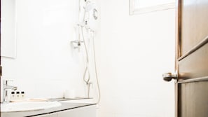 Quarto superior | Banheiro | Chuveiro, chuveiro com efeito de chuva, toalhas de banho, sabonete