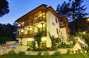 Fachada do alojamento (tarde/noite)