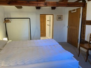 Roupas de cama premium, escrivaninha, berços grátis