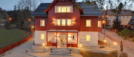 Fachada da propriedade à noite