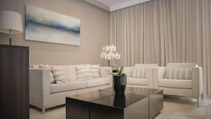 Roupa hipoalergénica, minibar, cofre no quarto, secretária 