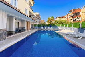 Piscina externa sazonal, funciona das 9h às 22h, barracas de cortesia