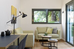 Apartamento, 2 quartos, pátio, Vista para a cidade (Sheinkin 30) | Sala | Smart TV, Netflix 