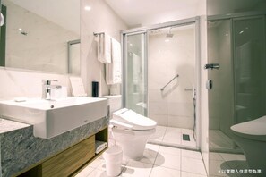Quarto Duplo Deluxe | Casa de banho | Artigos de higiene pessoal grátis, um secador de cabelo, chinelos 