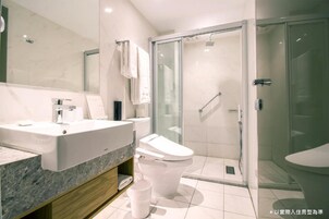 Quarto casal luxo | Banheiro | Produtos de toalete grátis, secador de cabelo, chinelos, bidê