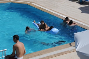 Piscina exterior, guarda-sóis, espreguiçadeiras