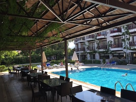 Piscina externa, guarda-sóis, espreguiçadeiras
