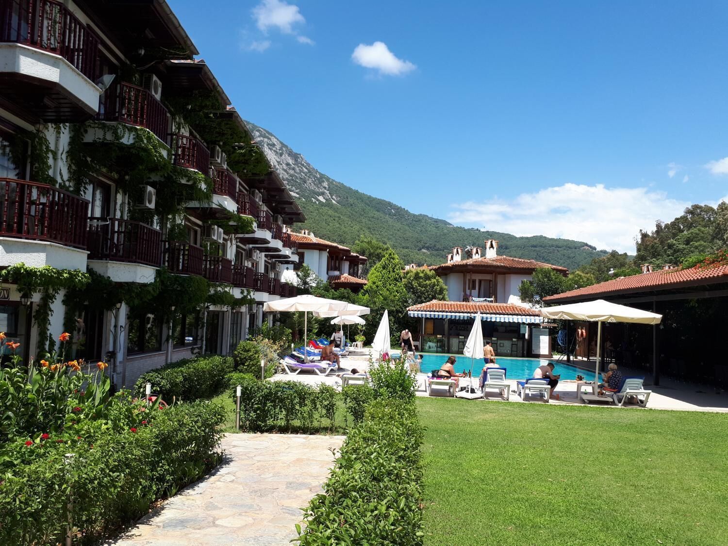 Piscina externa, guarda-sóis, espreguiçadeiras