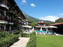 Piscina externa, guarda-sóis, espreguiçadeiras