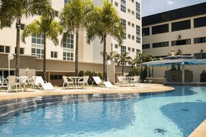 Piscina exterior, da(s) 6:00 à(s) 22:00, espreguiçadeiras 