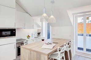 Apartamento superior, 1 quarto | Opções para refeição no quarto