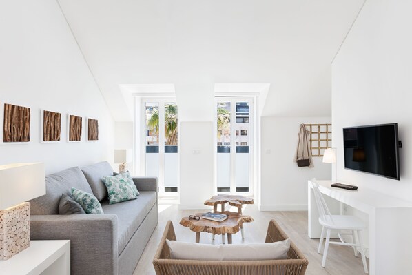 Apartamento superior, 1 quarto | Área de estar | TV de tela plana