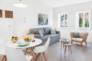 Apartamento, 1 quarto | Sala de estar | TV de tela plana