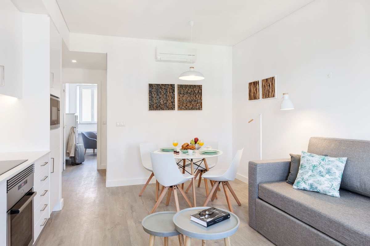 Apartamento, 1 quarto | Sala de estar | TV de ecrã plano