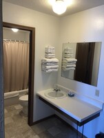 Quarto Duplo | Casa de banho | Uma combinação polibã/banheira, artigos de higiene pessoal grátis 