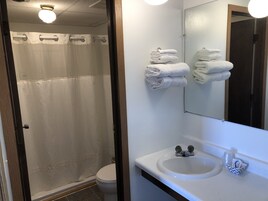 Quarto básico | Banheiro | Chuveiro/banheira combinados, produtos de toalete grátis