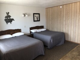 Quarto Duplo | Secretária, Wi-fi grátis, roupa de cama fornecida 