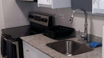 Quarto, 1 cama queen-size | Cozinha privada | Um frigorífico/congelador grande, um micro-ondas, um forno