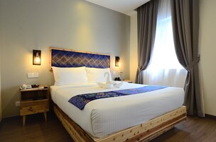 Quarto Deluxe, 1 cama queen-size | Secretária, ferro/tábua de engomar, Wi-fi grátis