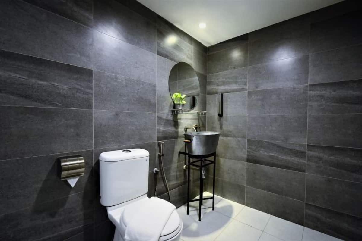 Chuveiro, produtos de toalete grátis, bidê, toalhas de banho