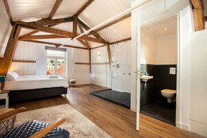 Loft conforto, 2 camas de solteiro | Área de estar | TV de tela plana