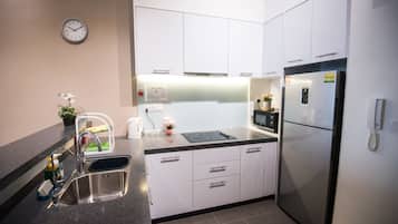 Apartamento standard, 2 quartos | Cozinha privada | Geladeira grande, micro-ondas, cooktop, chaleira elétrica