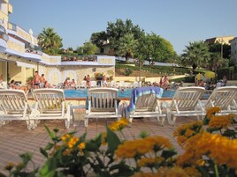 Piscina exterior sazonal, da(s) 9:00 à(s) 19:00, espreguiçadeiras