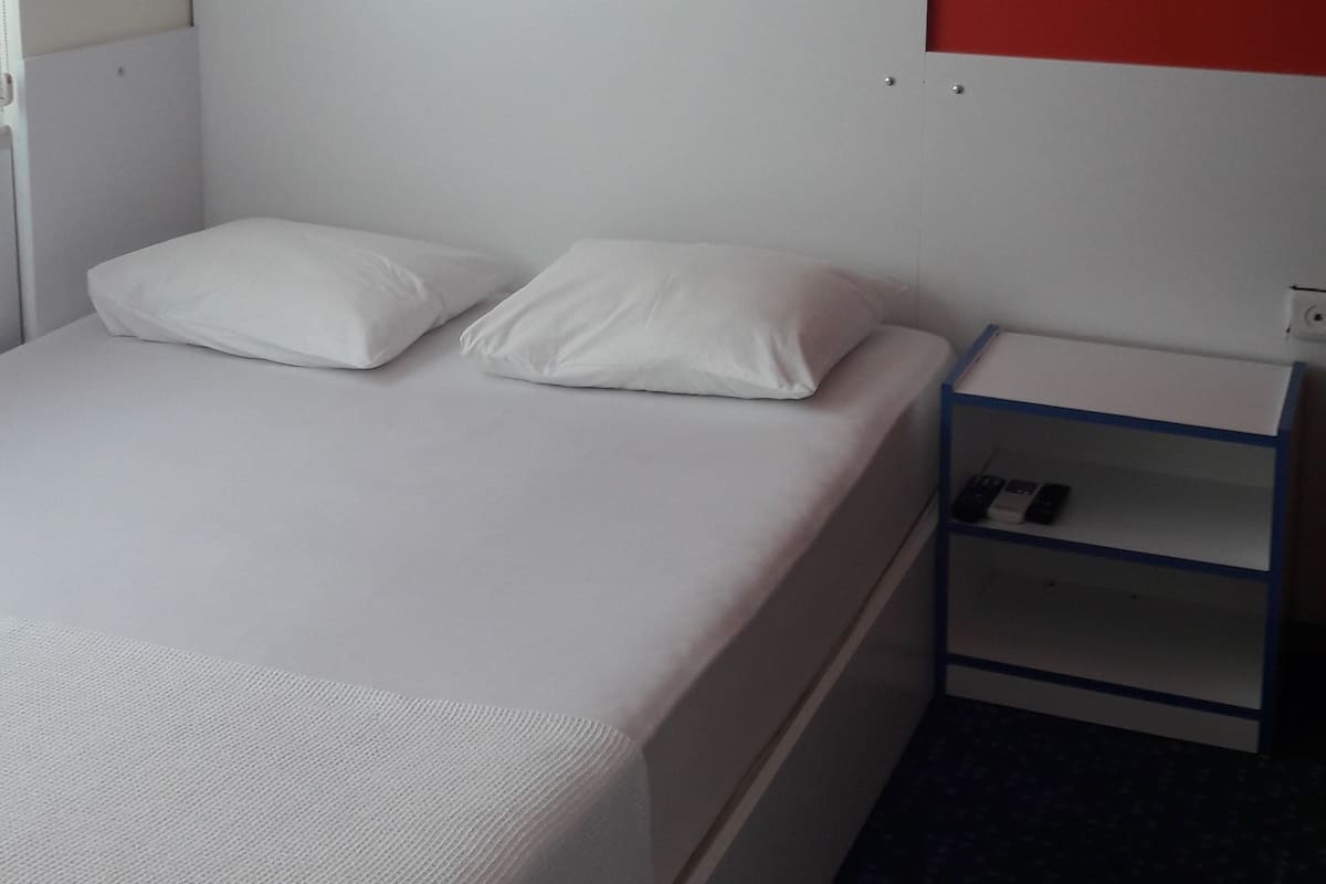 Quarto Duplo ou Twin Standard | Secretária, ferro/tábua de engomar, Wi-fi grátis
