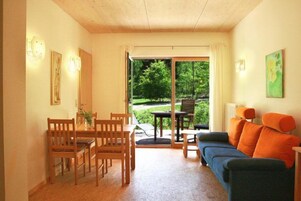 Apartamento conforto, 2 quartos, no piso térreo | Área de estar | TV de tela plana 30 polegadas com canais via satélite, TV