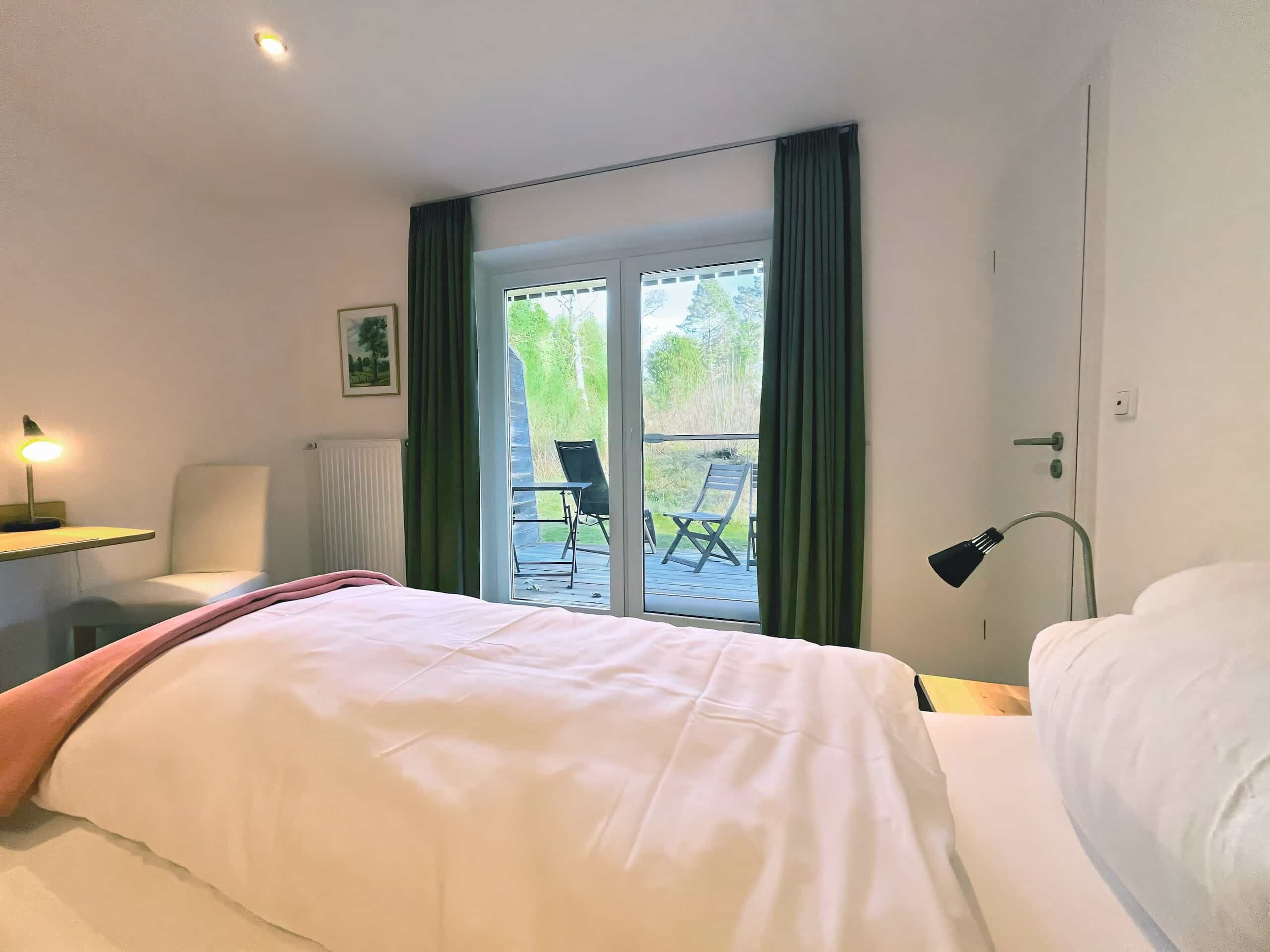 Double Room, Guesthouse Birke | Secretária, roupa de cama fornecida 