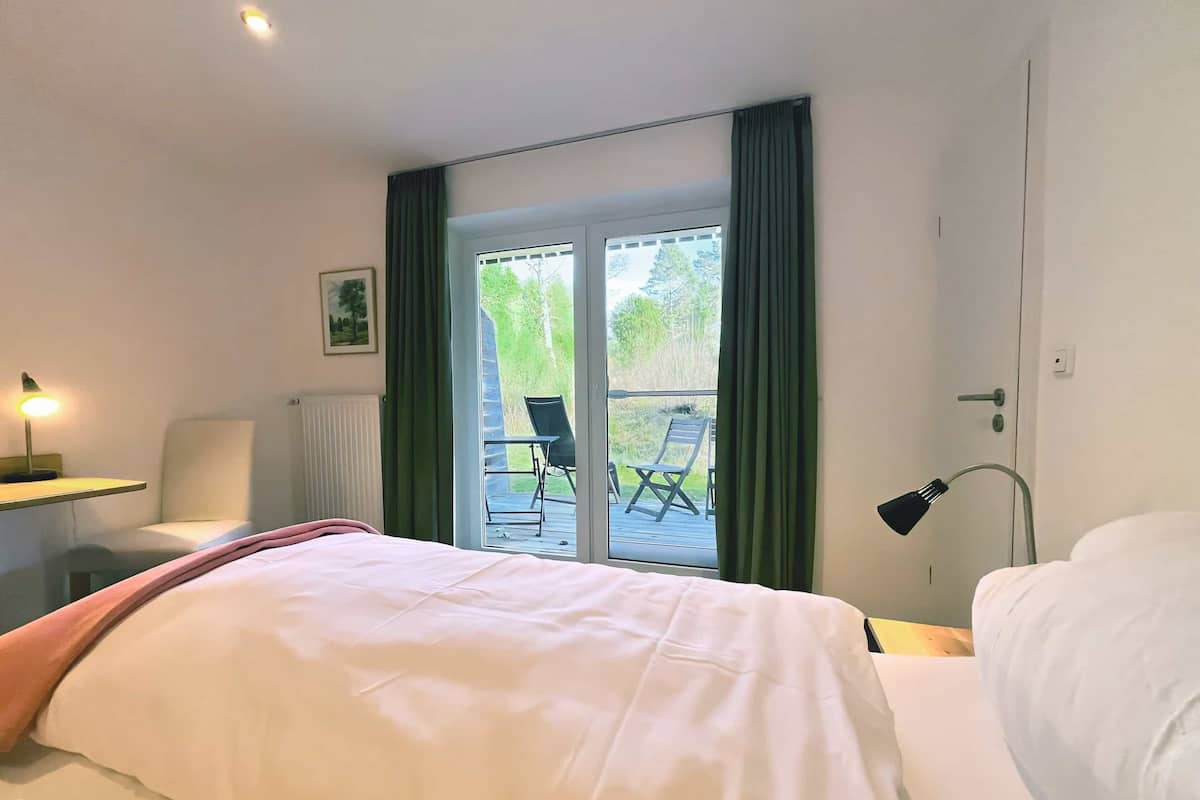 Double Room, Guesthouse Birke | Secretária, roupa de cama fornecida 