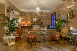 Uma sala de estar acolhedora com lareira, assentos confortáveis e iluminação decorativa.
