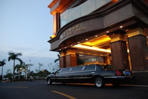 Uma limusine preta estacionada em frente ao Hotel Grandview SANGEM.