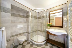Quarto casal | Banheiro | Chuveiro, produtos de toalete grátis, secador de cabelo 
