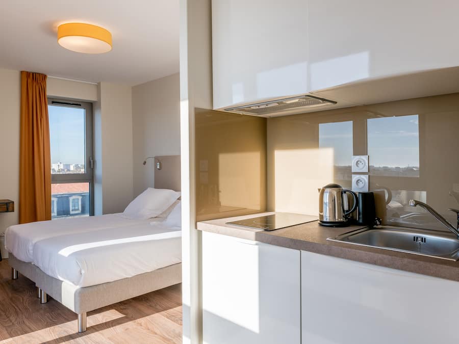 Estúdio Superior, 2 camas individuais | Secretária, secretária adequada para computadores portáteis