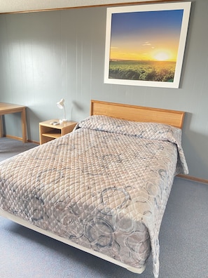 Quarto standard, 1 cama Queen, acessível, geladeira e micro-ondas | Escrivaninha, Wi-Fi de cortesia, roupa de cama