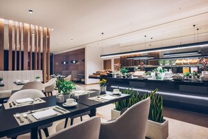 2 restaurantes, pequenos-almoços servidos 