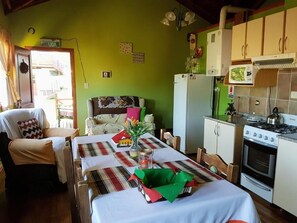 Cabine, 2 quartos | Cozinha privada | Um frigorífico/congelador grande, um micro-ondas, uma placa de cozinha 