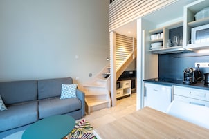 Apartamento Executivo, 1 quarto (One Double Bed, One Sofa Bed) | Cofre no quarto, secretária adequada para computadores portáteis 