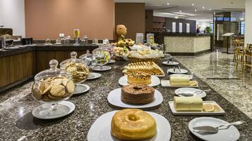 Café da manhã com buffet grátis todos os dias