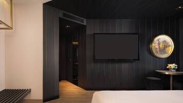 Quarto Standard, 1 cama king-size | Roupa de alta qualidade, minibar, cofre no quarto, secretária