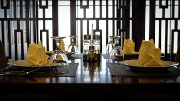 Pequenos-almoços, almoços, jantares servidos, cozinha internacional 