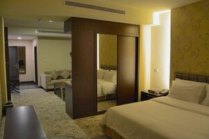 Minibar, cofre no quarto, cortinas/cortinados opacos, Wi-fi grátis 