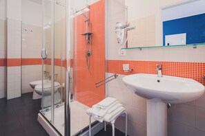 Quarto Duplo Comfort para 1 Pessoa, acessível, varanda | Casa de banho | Um polibã, artigos de higiene pessoal grátis, um secador de cabelo 