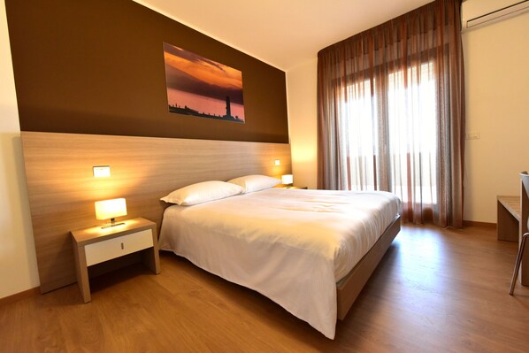 Roupa de alta qualidade, minibar, cofre no quarto, secretária 