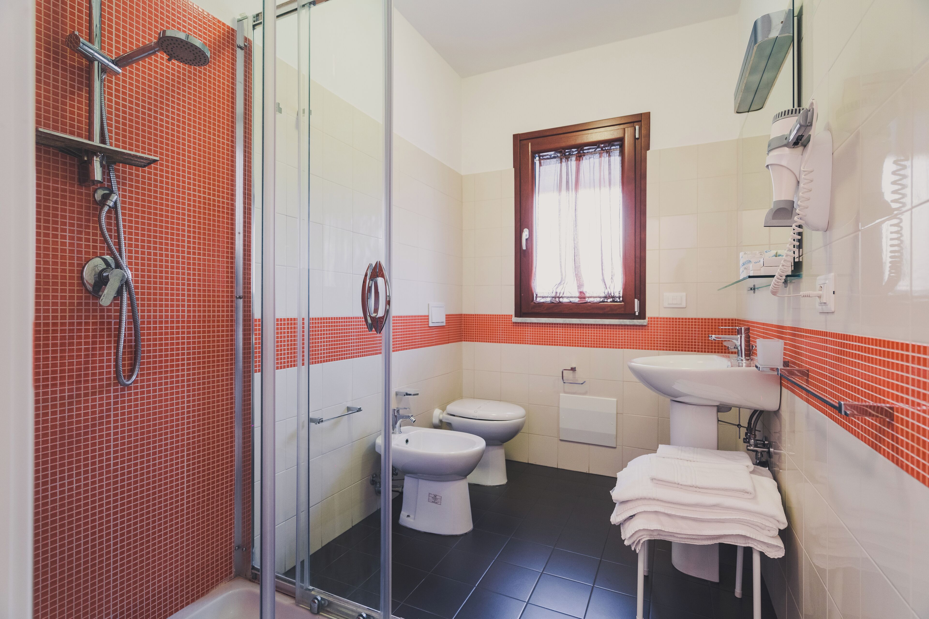 Quarto Duplo Standard | Casa de banho | Um polibã, artigos de higiene pessoal grátis, um secador de cabelo 